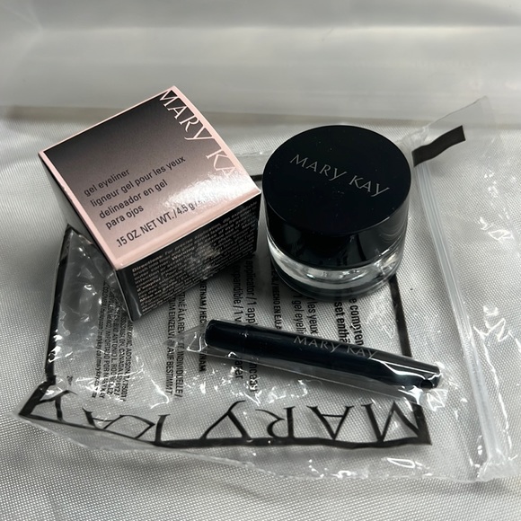 Mary Kay | Makeup | Mary Kay Jet Black Gel Eyeliner With Expandable ...